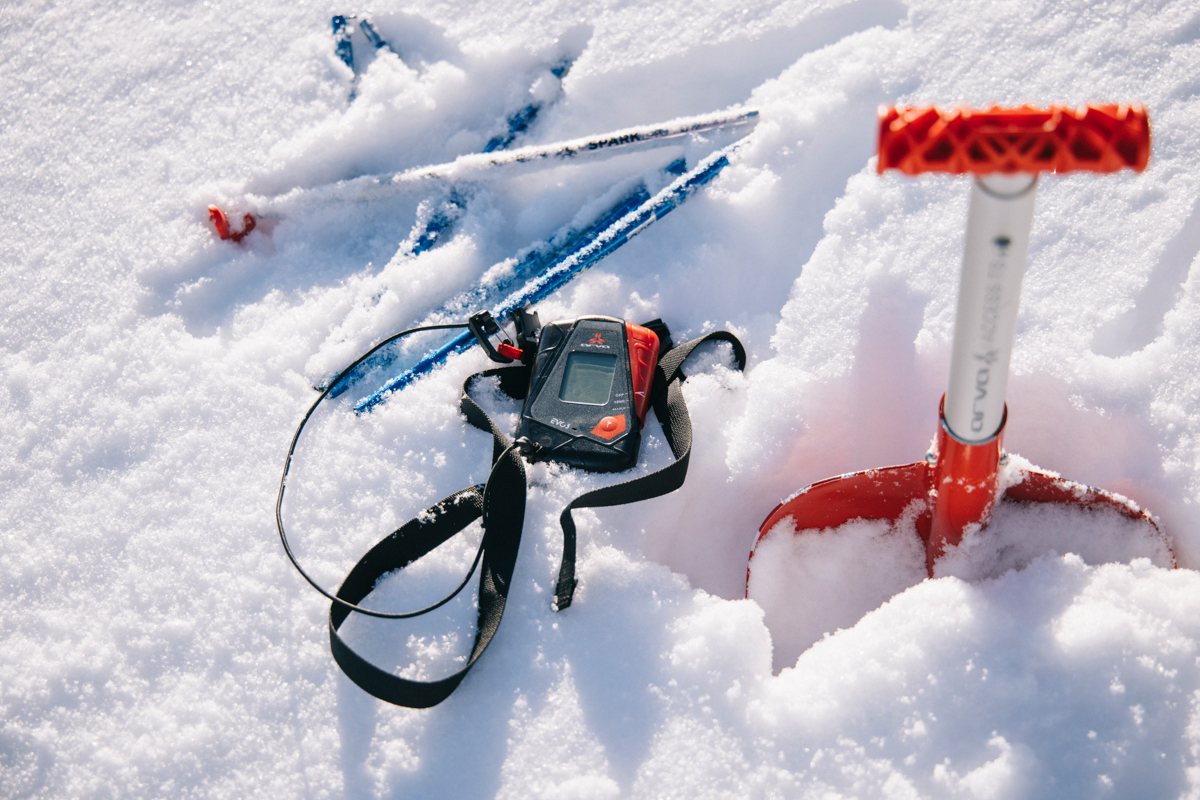 Utiliser le kit de sécurité avalanche DVA, sonde, pelle